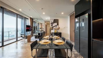 Suite Familiar, 4 quartos, acesso ao Club Lounge, vista para o rio | 4 quartos, roupa de alta qualidade, edredões de penas