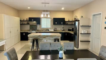 Villa Deluxe | Cozinha privada | Minifrigorífico, Congelador, Rolo de cozinha