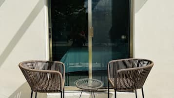 Villa Júnior, 2 quartos, vista para a piscina | Terraço/pátio interior