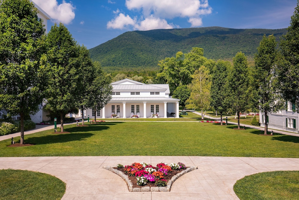 Adaptable Escape | King Room + Mountain View - Manchester, VT