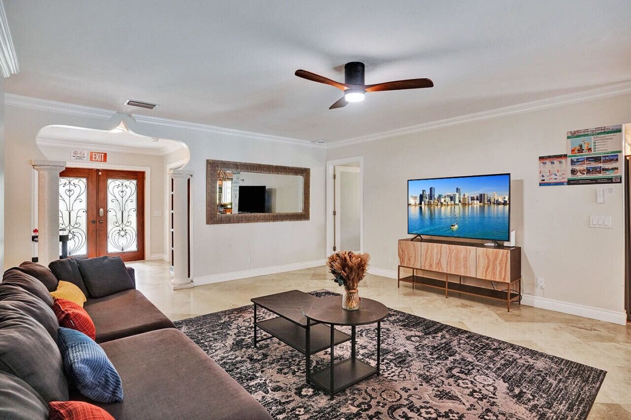 Magnificent Villa By Lake Near Hollywood Beach - North Miami Beach