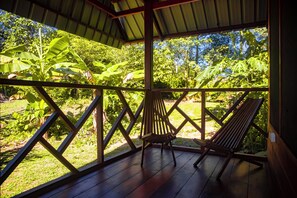 Cabana família, várias camas, suíte, vista para o jardim | Terraço/pátio