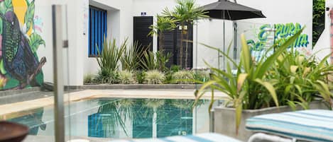 Piscina exterior, guarda-sóis