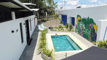 Piscina externa, guarda-sóis