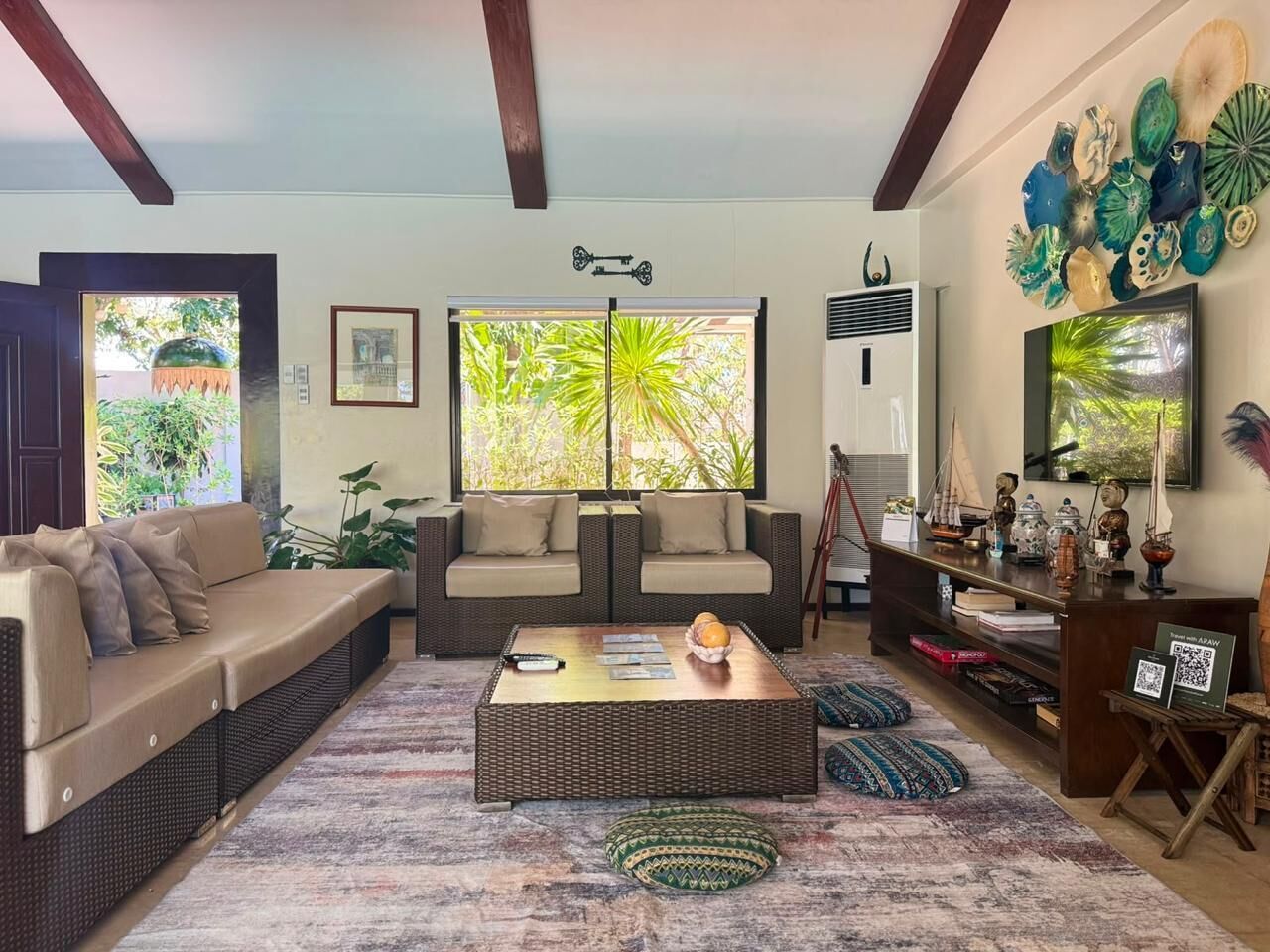 Sala de estar com sofá, mesa de centro e objetos decorativos.