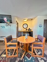 Suite-Estúdio Deluxe, várias camas, kitchenette, no rés do chão | Refeições no quarto
