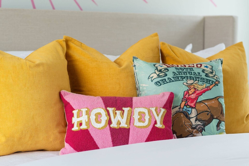 Howdy Honey! 8 Beds ~ Hot Tub with Double Deck Rooftop & Amazing City ...