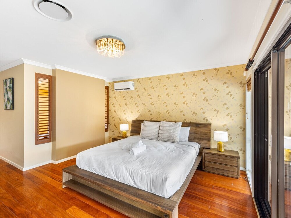 Stylish 6br Family-friendly House @ Stretton - Brisbane