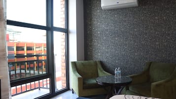 Quarto casal luxo | Escrivaninha, espaço de trabalho para notebook, Wi-Fi de cortesia