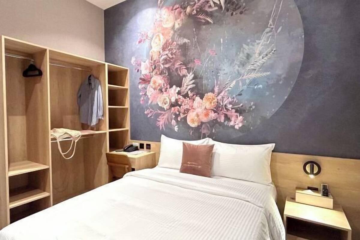 Edredons de pluma, frigobar, escrivaninha