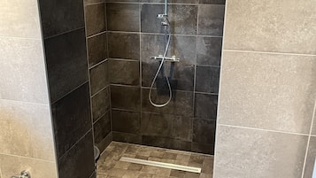 Quarto casal superluxo, 1 cama Queen | Banheiro | Secador de cabelo, piso aquecido, toalhas de banho, sabonete