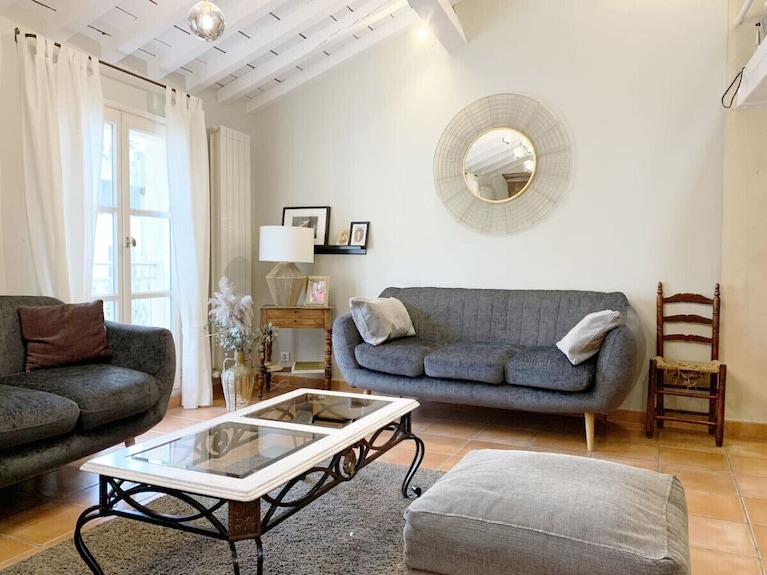 Amazing Full Furnished Apartment In A Very Central Location. - Arles