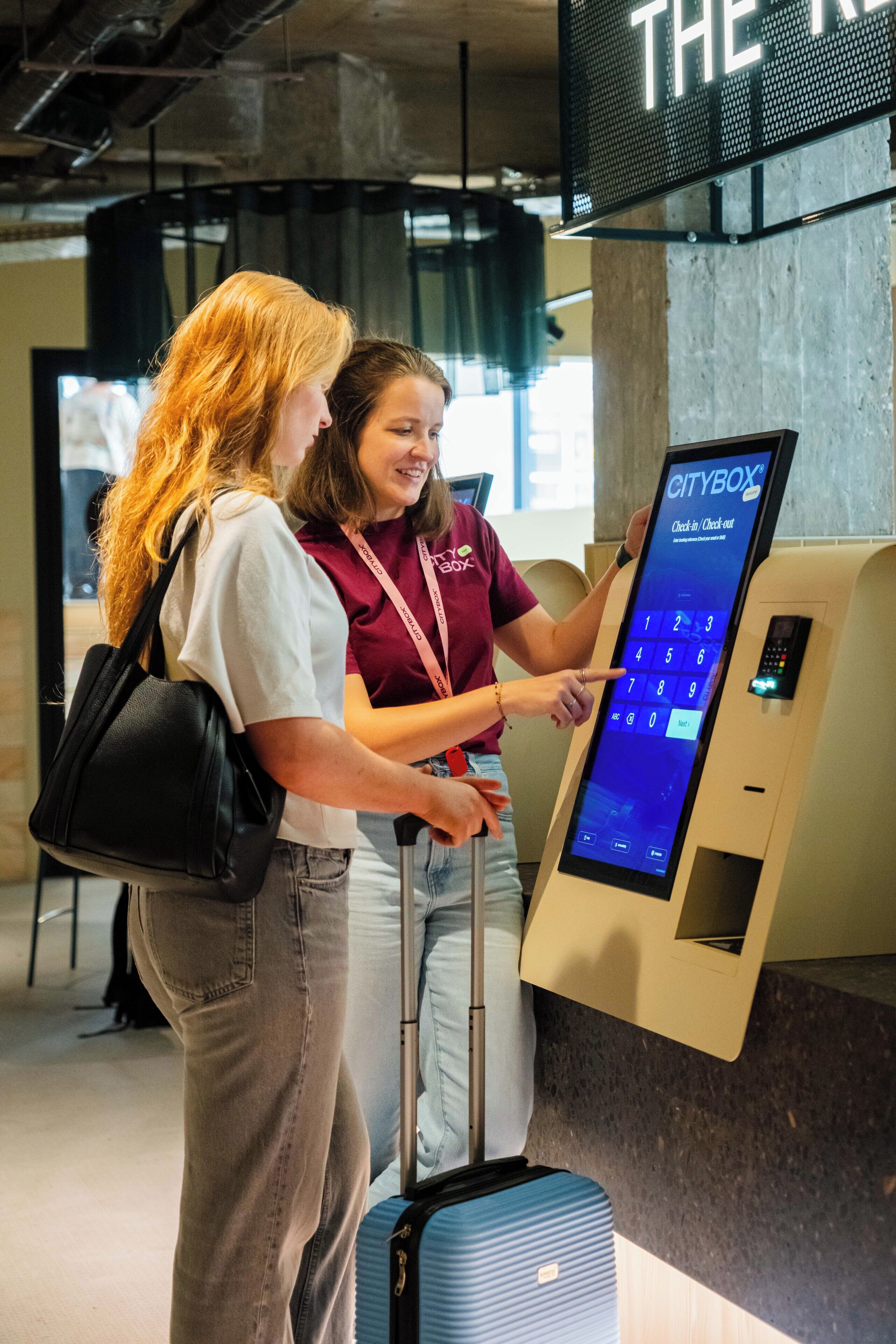 Um quiosque digital com interface de tela sensível ao toque para registo de entrada ou saída em um hotel.