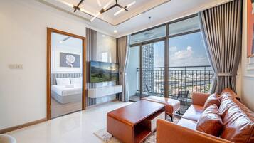 Apartamento Panorâmico, 3 quartos, varanda, Vista para a cidade | Sala de estar | Smart TV de 55 polegadas com canais via satélite