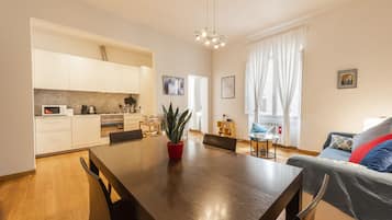 Apartamento Comfort | Sala de estar | Televisor de ecrã plano de 40 polegadas com canais digitais