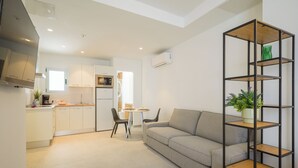 Um apartamento moderno com cozinha, sala de jantar e área de estar.
