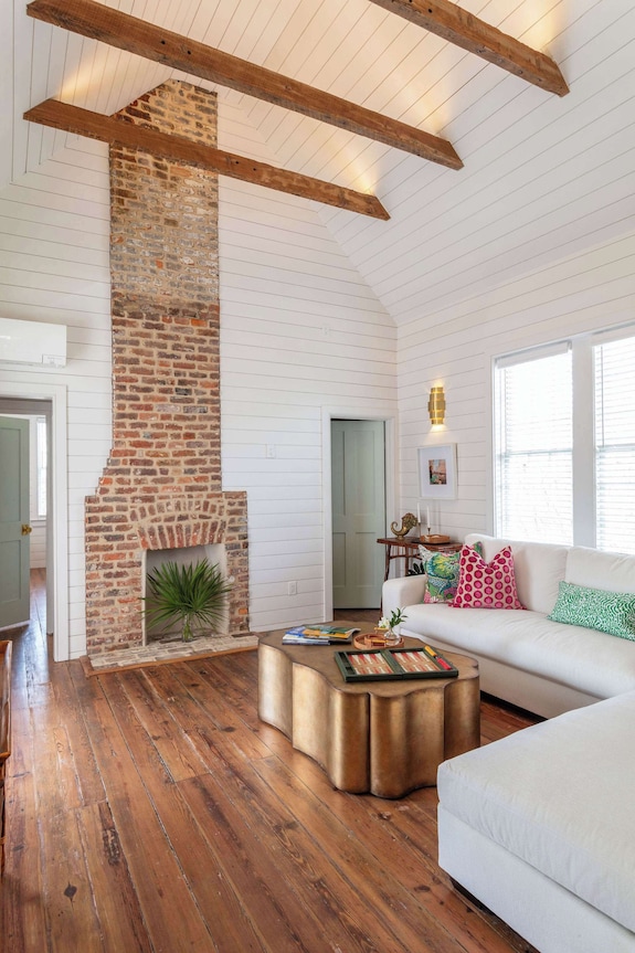 Royal Cottage Ii Light, Art, & Location - South Carolina Aquarium, Charleston