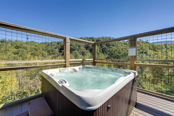 Cobbly Nob Resort Cabin W/ Mtn-view Deck & Hot Tub - Tennessee