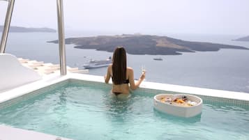 Villa Superior (Caldera view, Indoor/Outdoor Hot Tub) | Vista para a praia ou o mar
