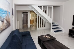 Apartamento Básico | Sala de estar | Televisor de 32 polegadas com canais digitais