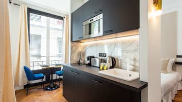 Apartamento Clássico (5) | Cozinha privada | Um frigorífico, um micro-ondas, uma placa de cozinha