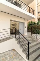 Um edifício moderno com uma escadaria que leva a um segundo andar.