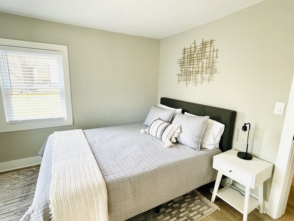 Canton Cottage - Cozy 2 Bedroom Retreat - Canton, GA