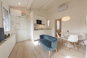 Apartamento Comfort, vista para o jardim | Sala de estar | Televisor de ecrã plano de 40 polegadas com canais digitais 
