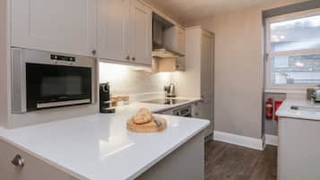 Um frigorífico, uma máquina de lavar louça, uma chaleira elétrica