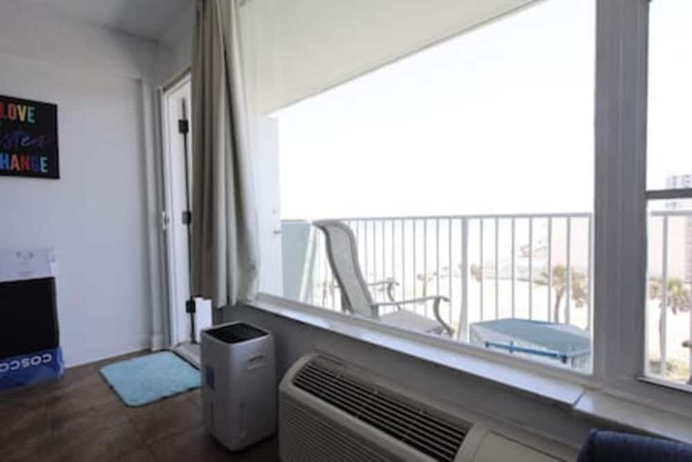 611 3 Beds Luxury Oceanfront Studio - Daytona Beach, FL