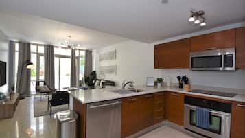 Apartamento Comfort | Cozinha privada | Um frigorífico/congelador grande, um micro-ondas, um forno