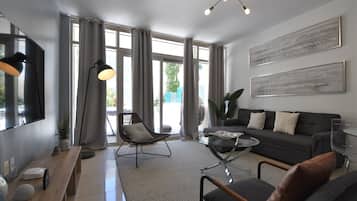 Apartamento Comfort | Sala de estar | Televisor de 55 polegadas com canais digitais