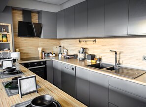 Apartamento Deluxe | Cozinha privada | Um frigorífico, um micro-ondas, uma placa de cozinha 