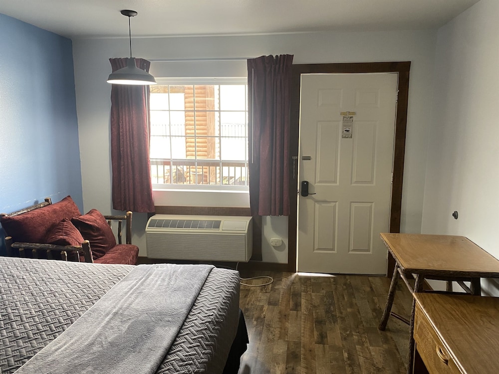 Double Queen Room W/kitchen Supplies - Silver Dollar City, Branson