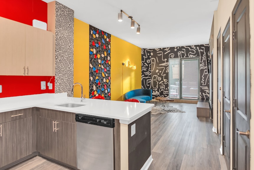 Stylish Vibrant Getaway W/private Patio Next To Bars & Food, 5 Minutes From Dc! - Kent, Washington DC