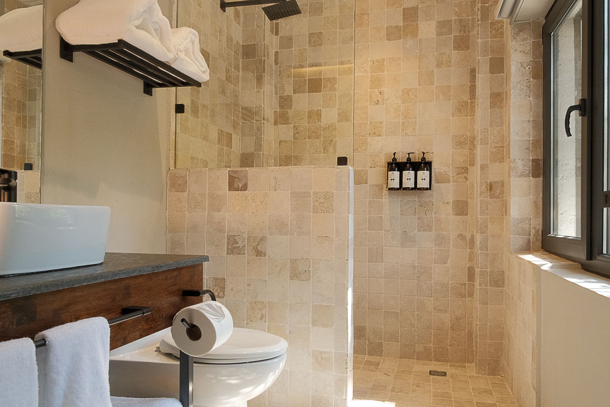 Quarto standard, para não fumantes, vista para a cidade | Banheiro | Produtos de toalete grátis, secador de cabelo, toalhas de banho 