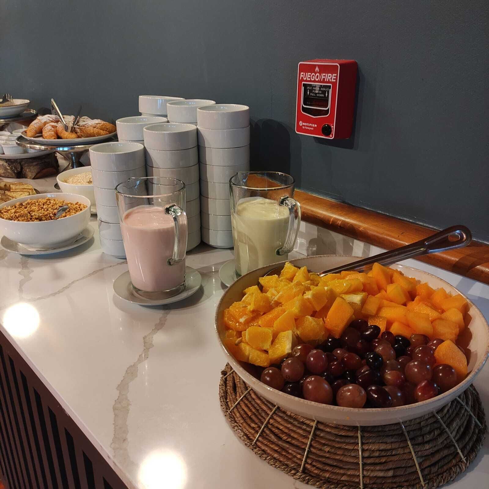 Buffet de café da manhã com diversos alimentos e bebidas.