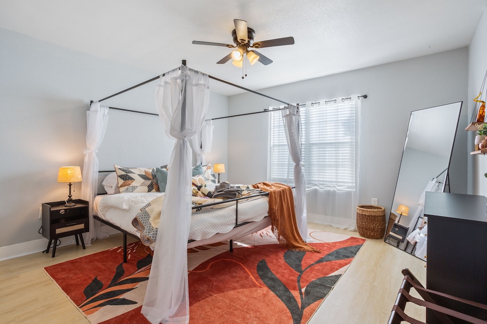 The Historic Blue Bungalow / Hot Tub / 5 Min To Magnolia - Waco, TX