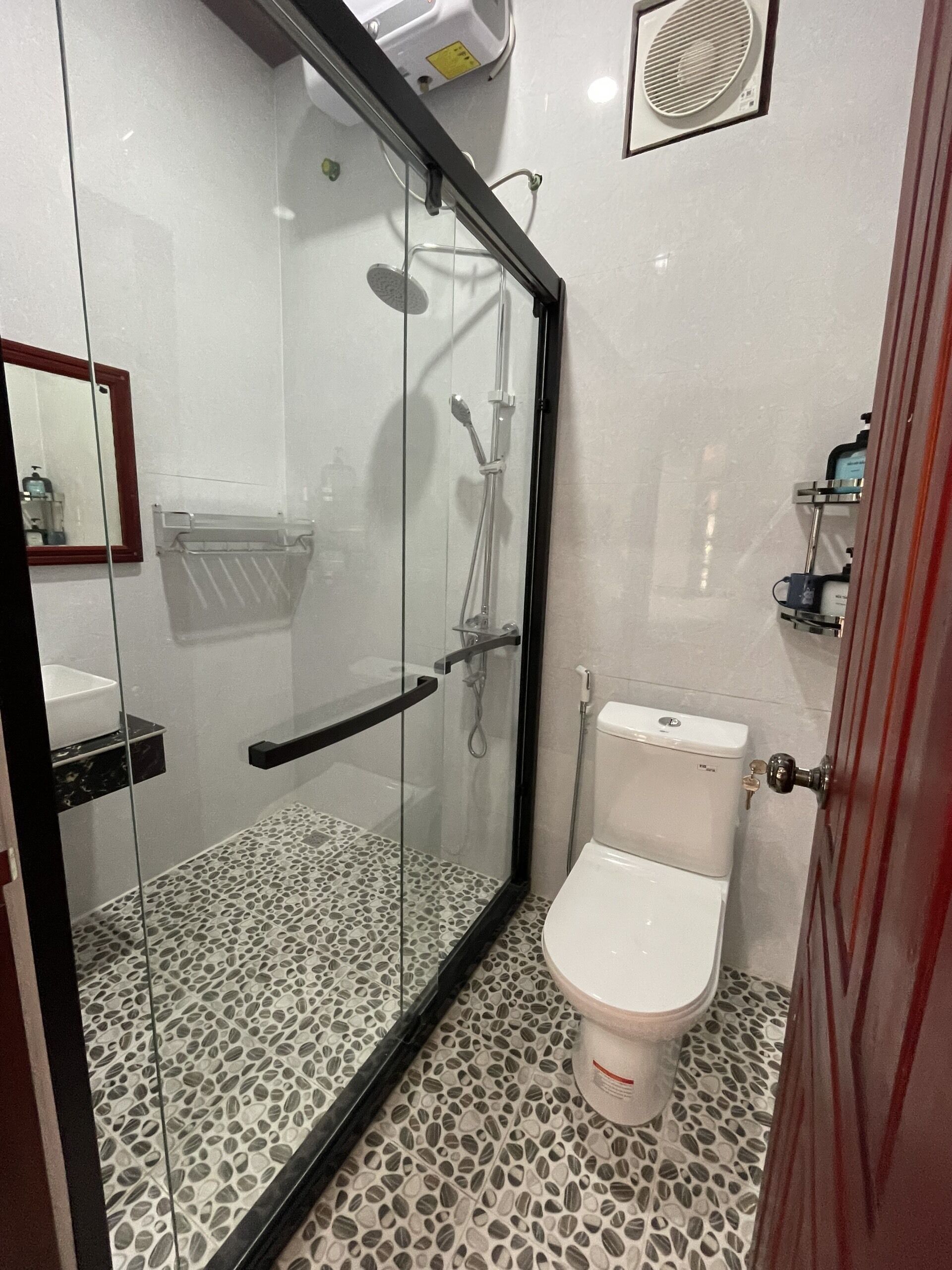 Quarto Duplo Superior, 1 cama queen-size | Casa de banho | Um polibã, um chuveiro fixo, artigos de higiene pessoal grátis 