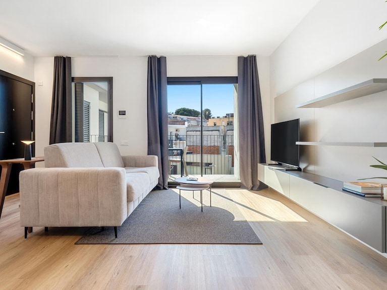 Ideal Long Stay: Central, Parking And Pool - Pineda de Mar