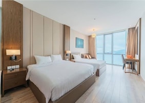 Quarto quádruplo luxo, sacada, vista para o mar | Roupas de cama antialérgicas, individualmente mobiliados, escrivaninha