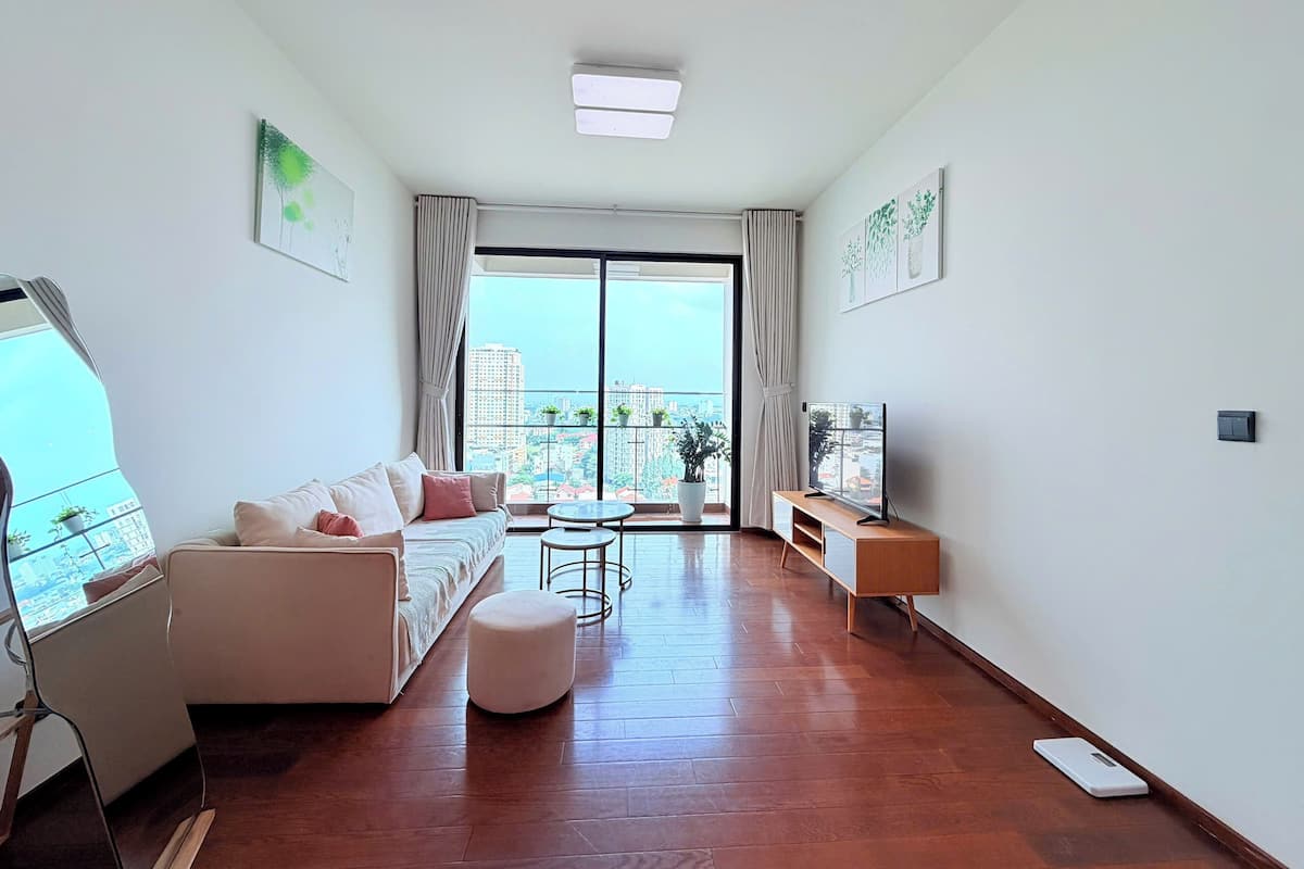 Apartamento Familiar, Vista para a cidade | Sala de estar | Televisor LCD
