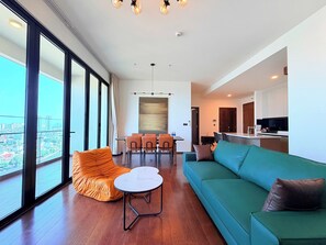 Apartamento de Luxo, vista para o rio | Sala de estar | Televisor LCD