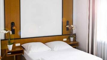 Cortinas/cortinados opacos, quartos insonorizados, Wi-fi grátis