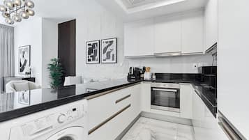 Apartamento de Luxo | Cozinha privada | Um frigorífico, um micro-ondas, um forno, uma placa de cozinha
