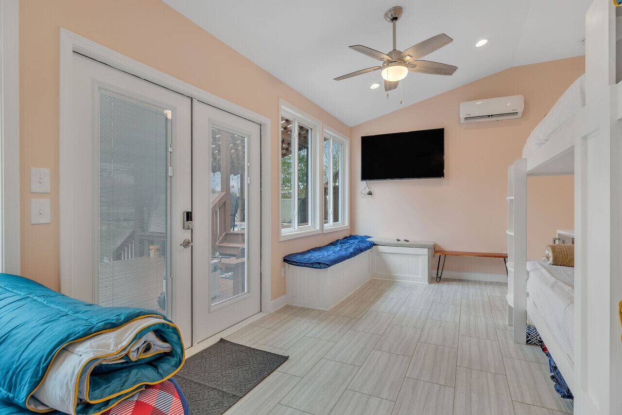 Lakefront, Heated Pool, Sauna, Sleeps 8! - Lebanon, TN