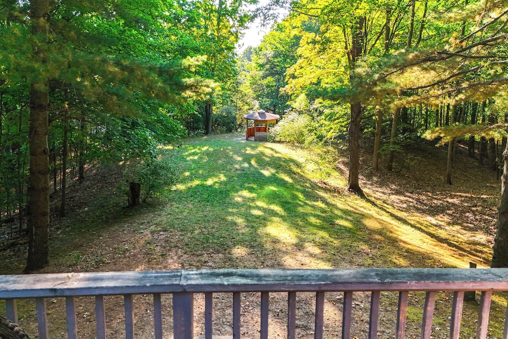 Serene Suttons Bay Home W/ Fire Pit & Wooded Yard - Suttons Bay, MI