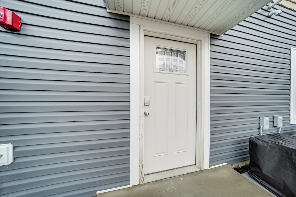 4 Mi To Lake: Golf-view Erie Condo W/ Porch - North East, PA