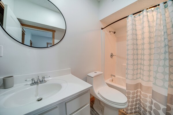 4 Mi To Lake: Golf-view Erie Condo W/ Porch - North East, PA