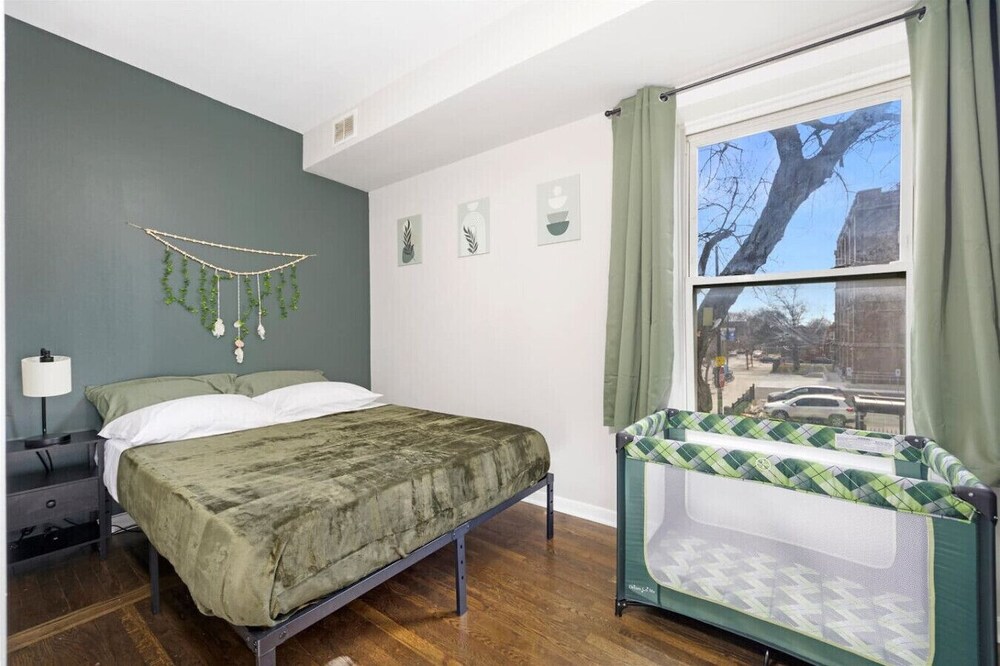 Spacious 3 Bedroom Apartment - 10 Minutes To Downtown - Sleeps Up To 10 - Chicago, IL